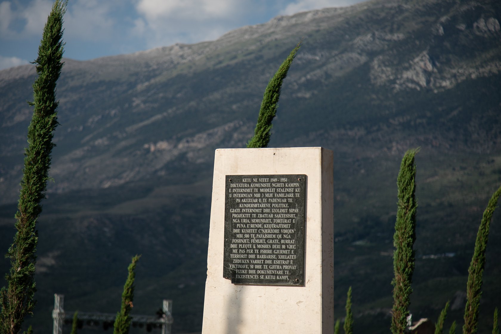 Kampi i Tepelenës, Radovani: Pyll qiparisash për dhimbjen e paqen ...