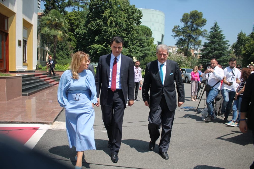 Opozita shpëton mandatet, thyen bojkotin për studentët e Vettingun ... Opozita shpëton mandatet, thyen bojkotin për studentët e Vettingun ...
