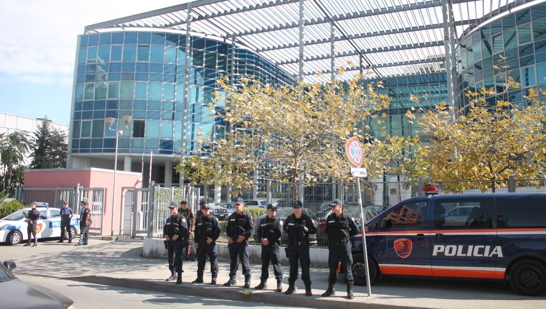 Formulari i aplikimit për drejtuesin e BKH, nga ngjyra e flokëve dhe ...