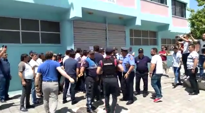Shkodër, sërish përplasje në KZAZ. Ademi: Policia në shërbim të Ramës ... Shkodër, sërish përplasje në KZAZ. Ademi: Policia në shërbim të Ramës ...