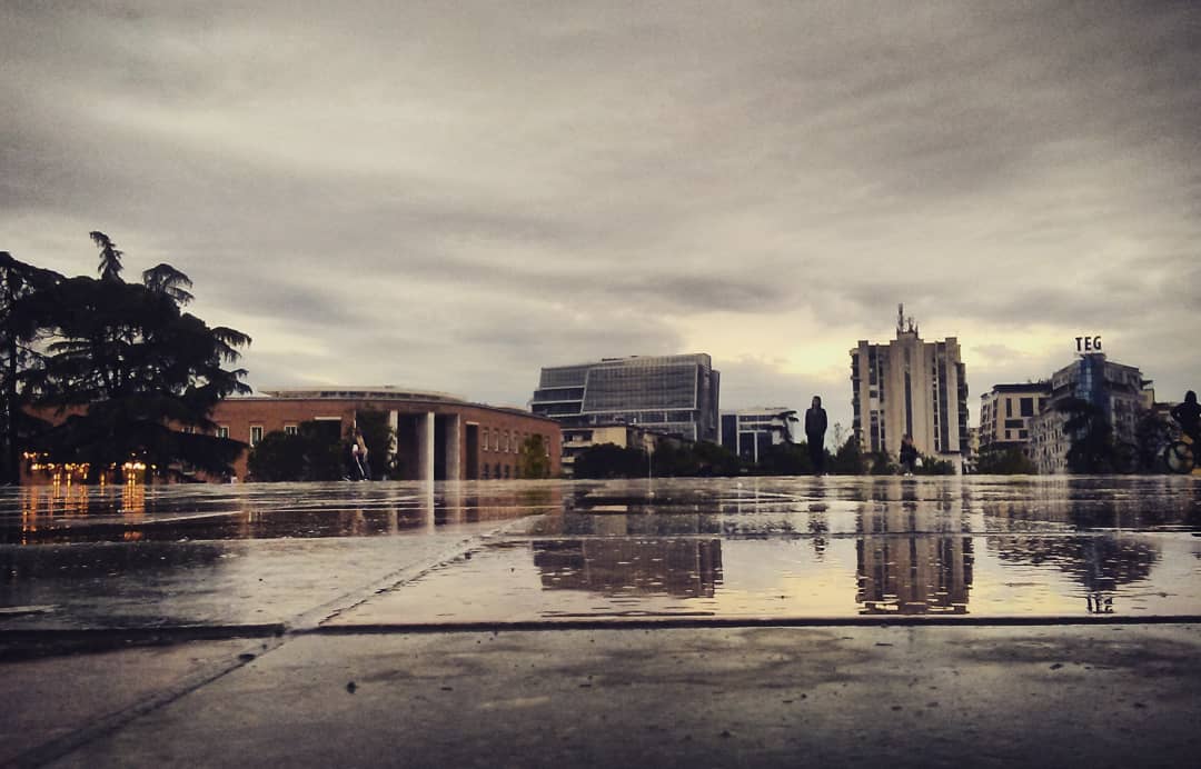 Studimi i MIT: Lagështia dhe temperaturat e larta ngadalësojnë ...