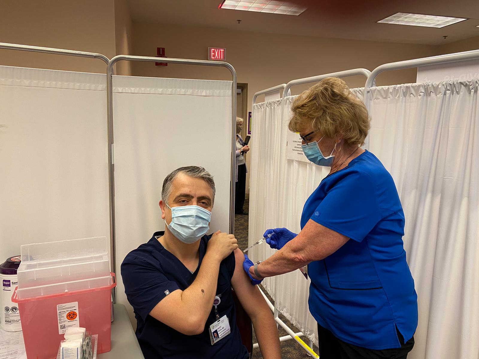 Mjeku Arjet Gega, ndër të parët që vaksinohet për Covid-19: Mos kini ...