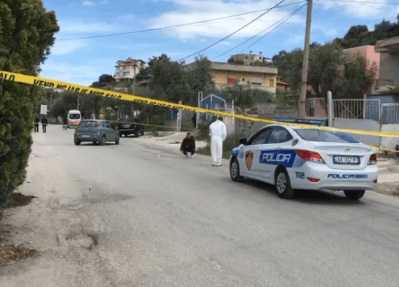 Lëviznin me armë zjarri, dy të rinj tentojnë t’i ikin policisë - Gazeta Si Lëviznin me armë zjarri, dy të rinj tentojnë t’i ikin policisë - Gazeta Si
