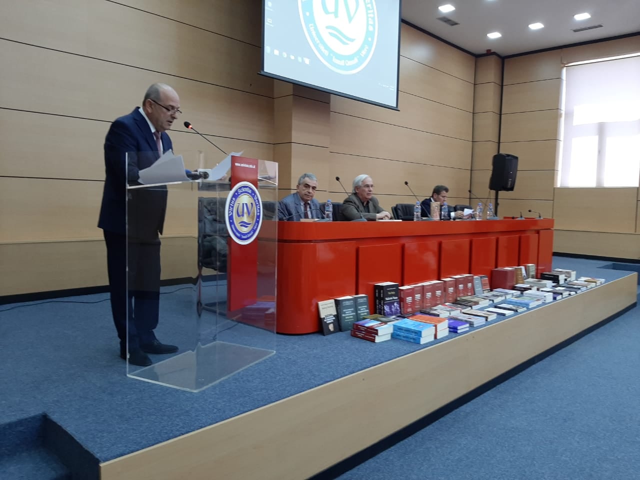 “Njerëz me dritë”, libri i fundit i Lefter Çipës - Gazeta Si