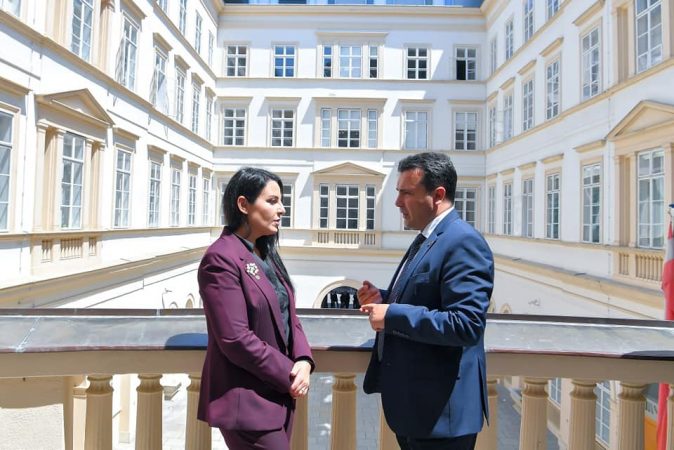 Samiti në Vjenë, Balluku takon Zaev: Të ndërtojmë korridorin VIII ... Samiti në Vjenë, Balluku takon Zaev: Të ndërtojmë korridorin VIII ...