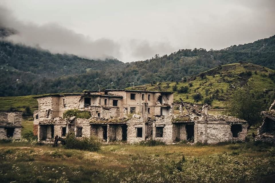 Bixa, fshati “i braktisur”, që jetoi 40 vjet si qytet, mes tij dhe një ...