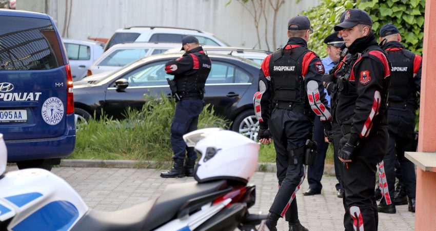 SHÇBA arreston dy punonjës policie në Lushnjë - Gazeta Si SHÇBA arreston dy punonjës policie në Lushnjë - Gazeta Si