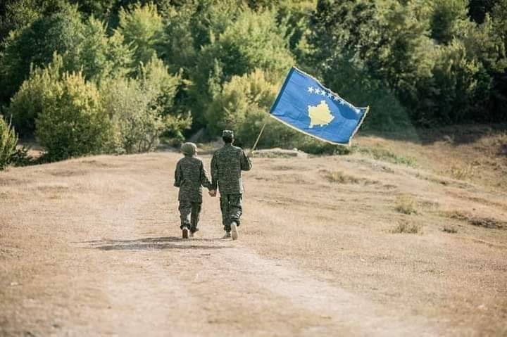 Ky çift u martua jo si gjithë të tjerët, zgjodhi uniformën e UÇK dhe ... Ky çift u martua jo si gjithë të tjerët, zgjodhi uniformën e UÇK dhe ...