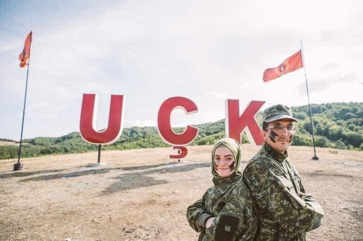 Ky çift u martua jo si gjithë të tjerët, zgjodhi uniformën e UÇK dhe ... Ky çift u martua jo si gjithë të tjerët, zgjodhi uniformën e UÇK dhe ...
