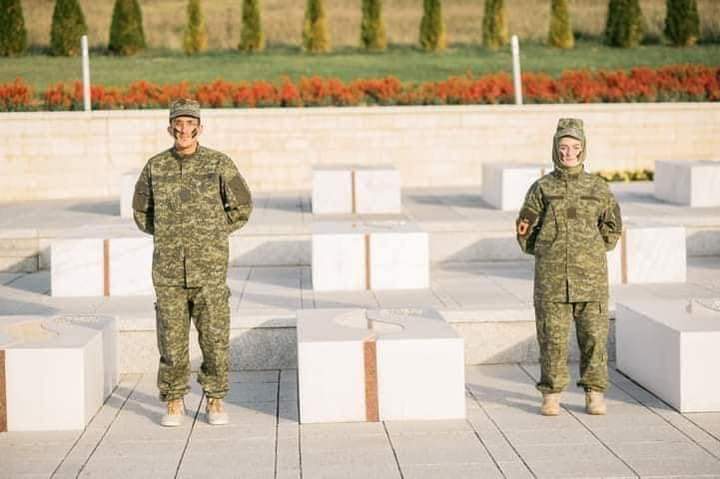 Ky çift u martua jo si gjithë të tjerët, zgjodhi uniformën e UÇK dhe ... Ky çift u martua jo si gjithë të tjerët, zgjodhi uniformën e UÇK dhe ...