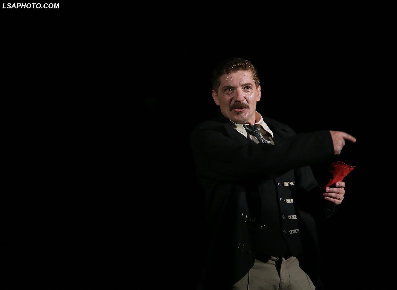 Aksidentohet aktori Lulzim Zeqja, anulohet komedia “Edmond” në Teatrin ...