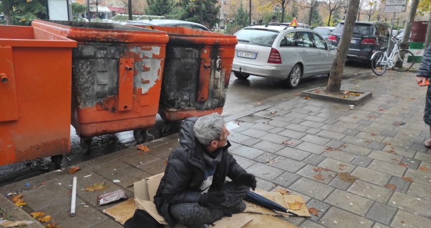 Të plakur dhe në rrugë, lypësit historikë të Tiranës që i bashkon e ...