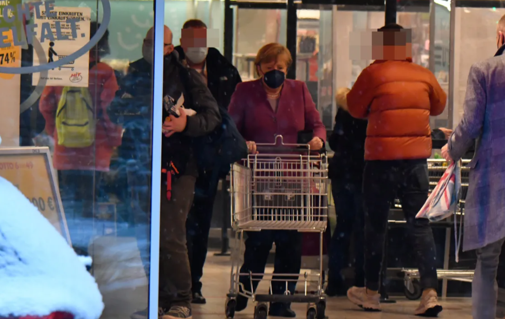 Ish-kancelares Angela Merkel i vjedhin portofolin në një supermarket në ...