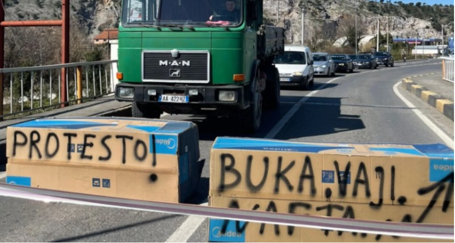 Protestë për rritjen e çmimeve, shkodranët bllokojnë hyrjen në qytet ... Protestë për rritjen e çmimeve, shkodranët bllokojnë hyrjen në qytet ...