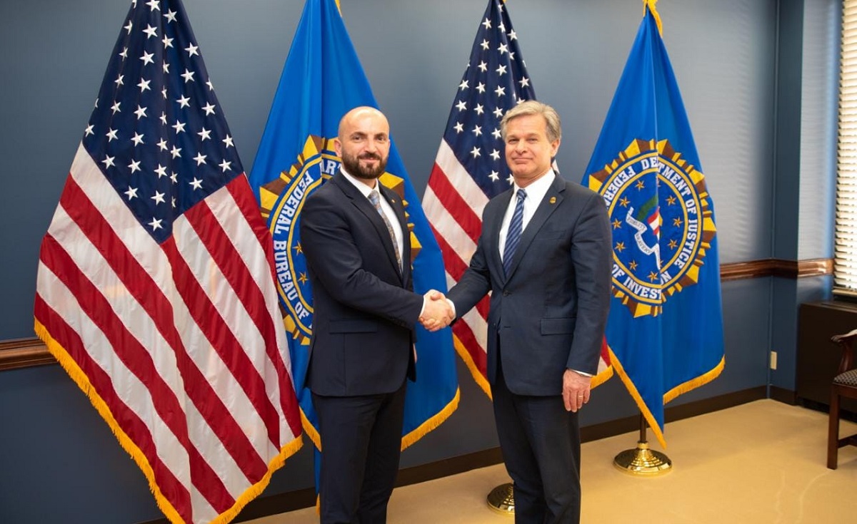 Gledis Nano takohet me drejtorin e FBI-së në Uashington - Gazeta Si