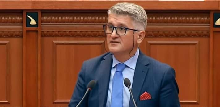 Satira e Gjekmarkajt për seancën: Gaz Bardhit, tym i dilte nga veshi ...