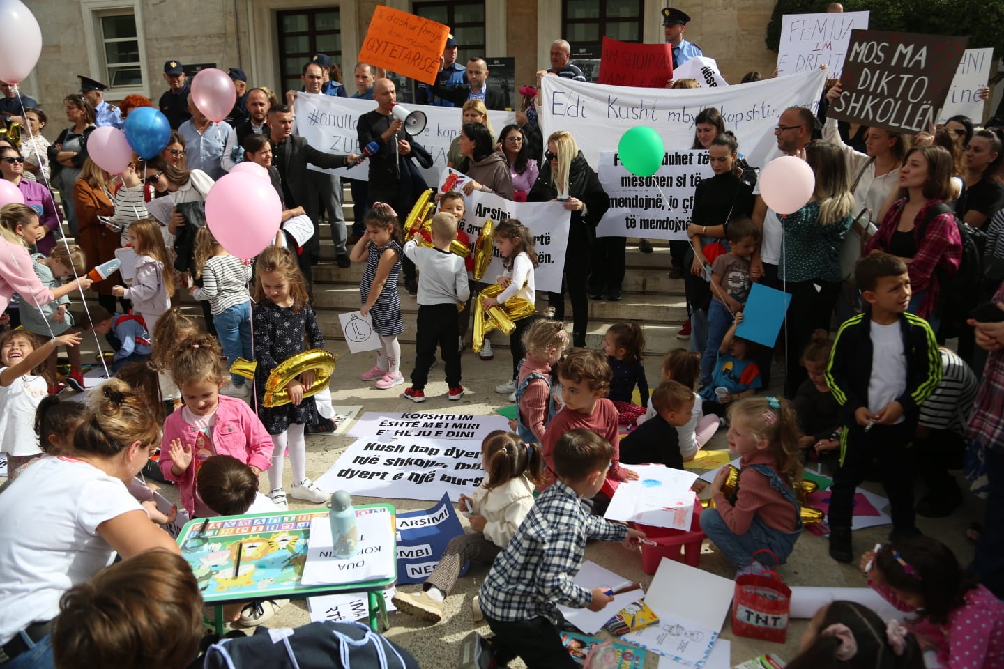 Prindër e fëmijë protestë para Kryeministrisë për mbylljen e Kopshtit ...