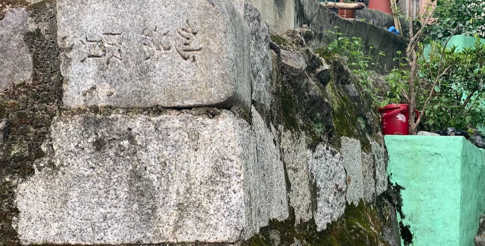 Historia e fshatit të ndërtuar me gur varri - Gazeta Si Historia e fshatit të ndërtuar me gur varri - Gazeta Si