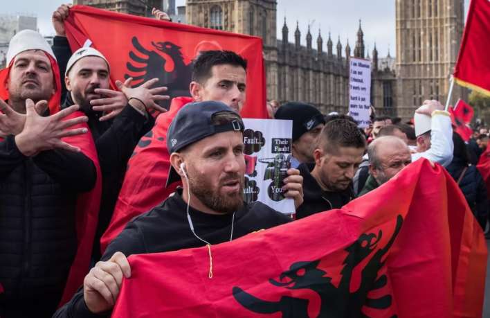 Financial Times: Si po i çojnë shqiptarët drejt Britanisë, varfëria dhe ...