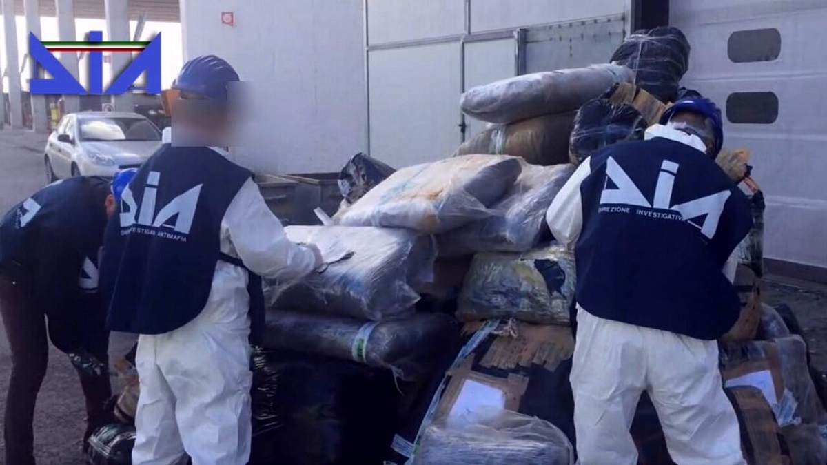 Trafik droge Shqipëri-Itali/ Kapen 2.3 tonë lëndë narkotike, 14 të ...
