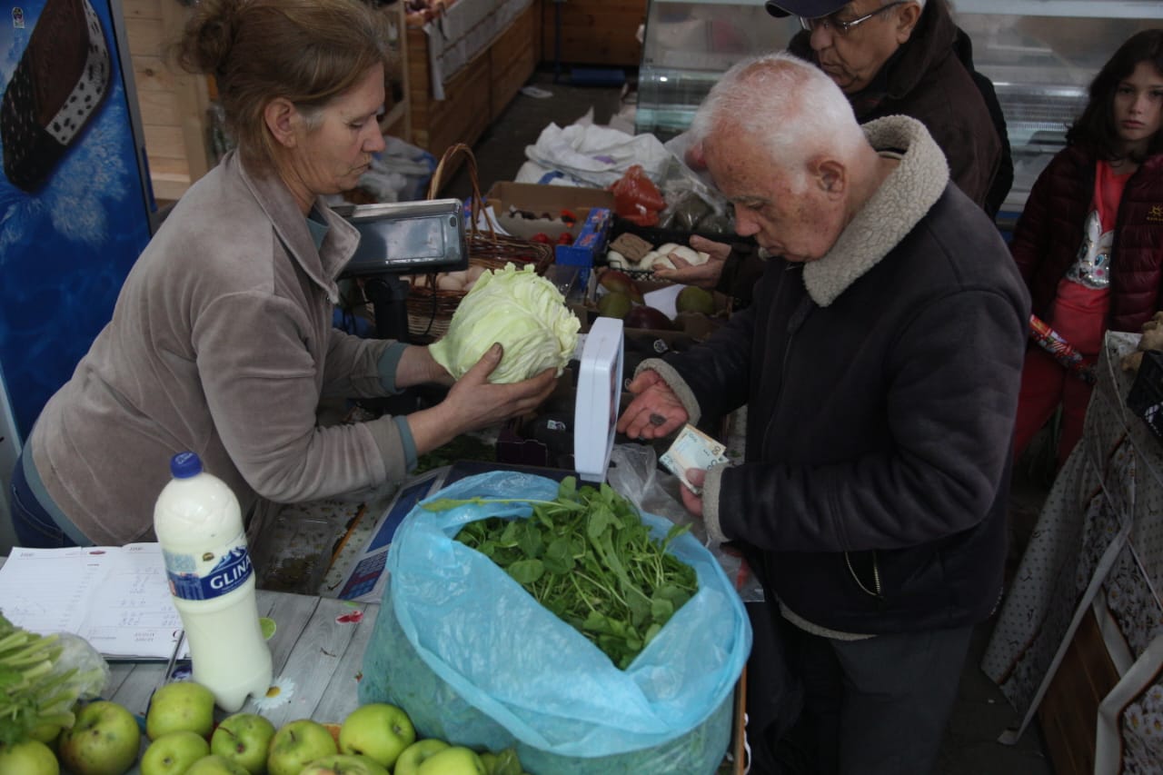 Në stendat e fruta-perimeve, festat mbërritën me çmime të larta dhe ...