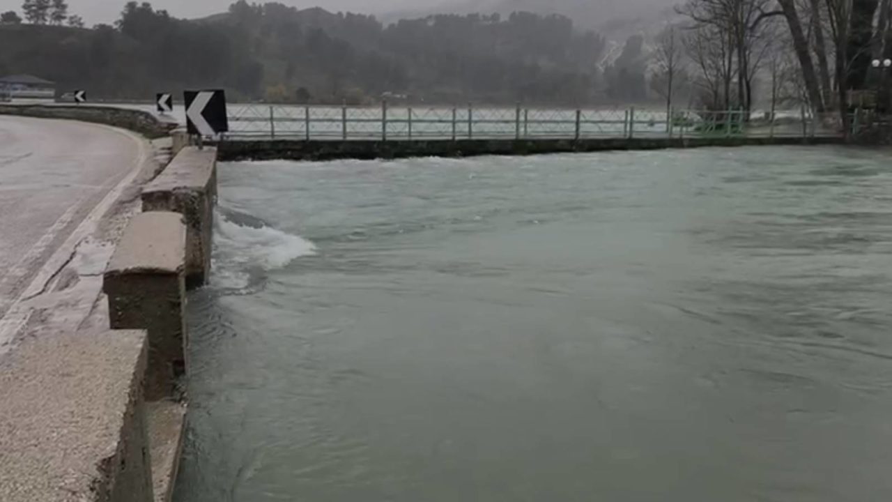 Moti i keq, probleme me qarkullimin në Gjirokastër. Lumi Drino del nga ...