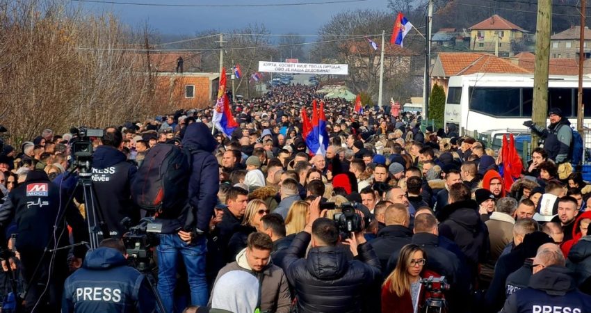 Nis protesta e serbëve në veri të Kosovës, Vuçiç: U ofroj mbështetje të ... Nis protesta e serbëve në veri të Kosovës, Vuçiç: U ofroj mbështetje të ...