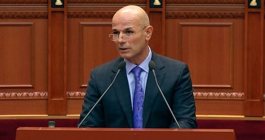 As me Alibeajn dhe as Berishën/ Veizaj lë mandatin: S’po i japim fund ...