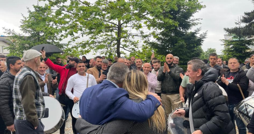 Rifitoi Tropojën, Rexhë Byberi i PS-së festë me valle dhe tupanë ...