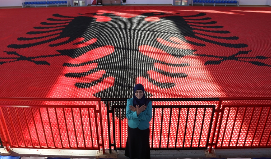 Flamuri shqiptar më i madhi i krijuar me origami për Guinness. Artistja ...