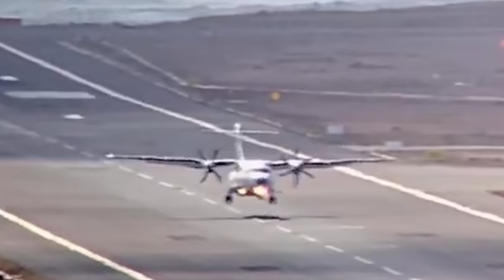 Moment tmerri për pasagjerët, avioni mezi ulet prej erës së fortë ...