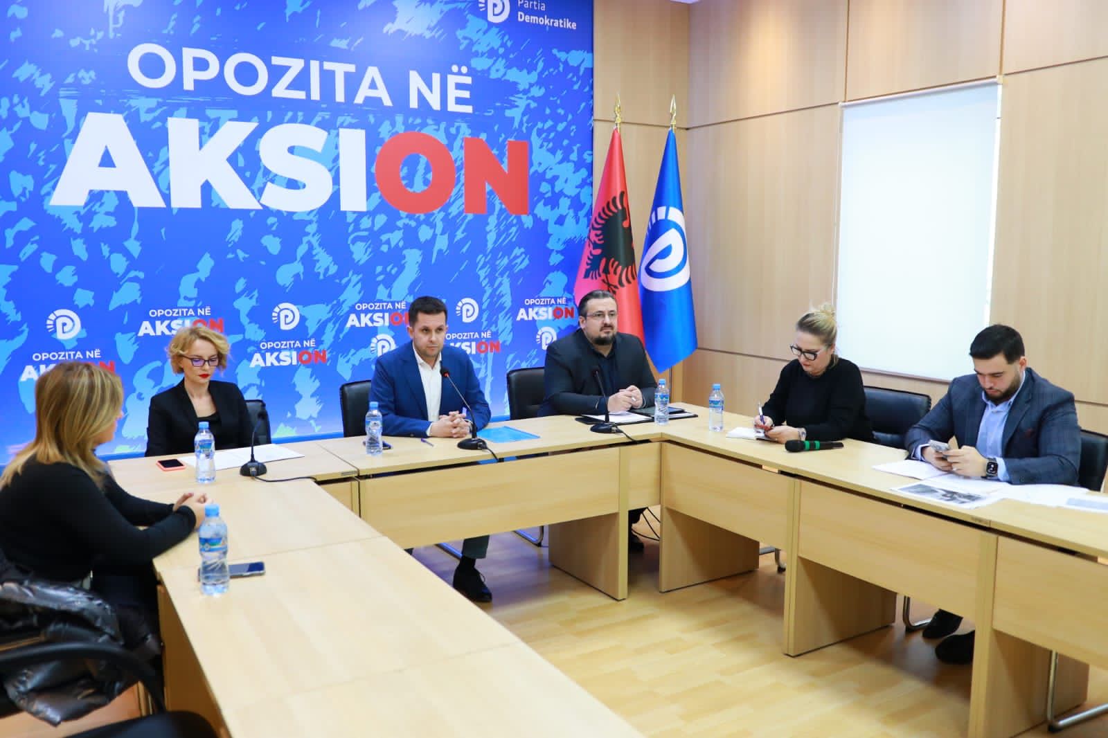 Dalja e këshilltarëve të PD pa PL dhe mbledhja e thirrur nga Meta ... Dalja e këshilltarëve të PD pa PL dhe mbledhja e thirrur nga Meta ...