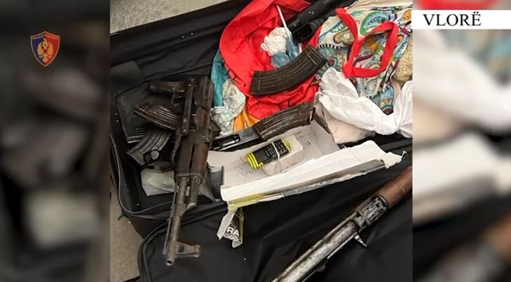 Zbulohet arsenal armësh në një dyqan rrobash në Vlorë, me mina ...