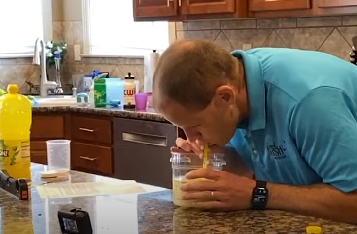 Amerikani synon të fitojë Guinness, pi një litër lëng limoni në kohë ...