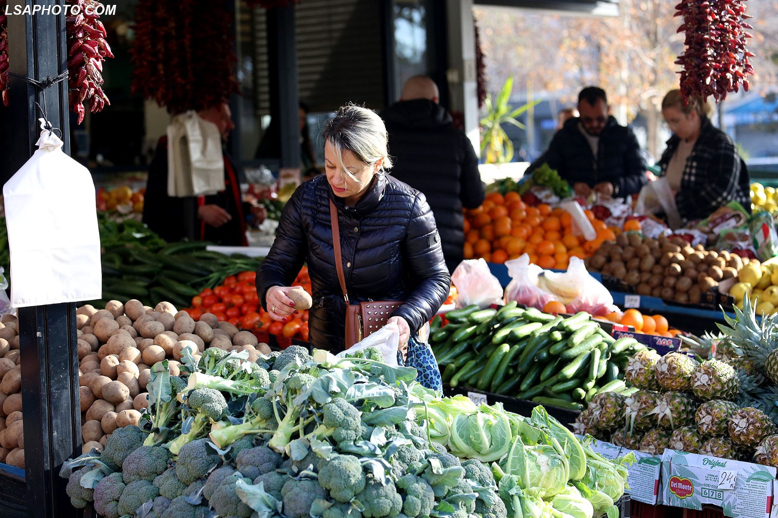 Pse tezgat në Tiranë janë të mbushura me fruta-perime importi ndërsa ...