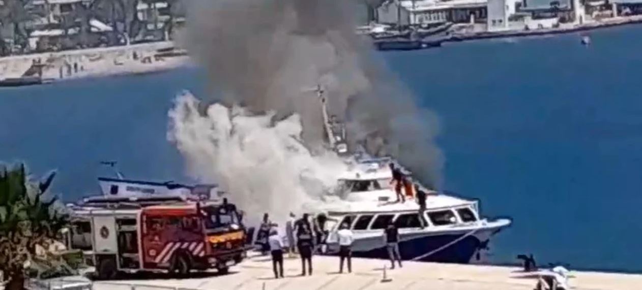 Përfshihet nga flakët në kalatën e portit trageti i linjës Sarandë ...