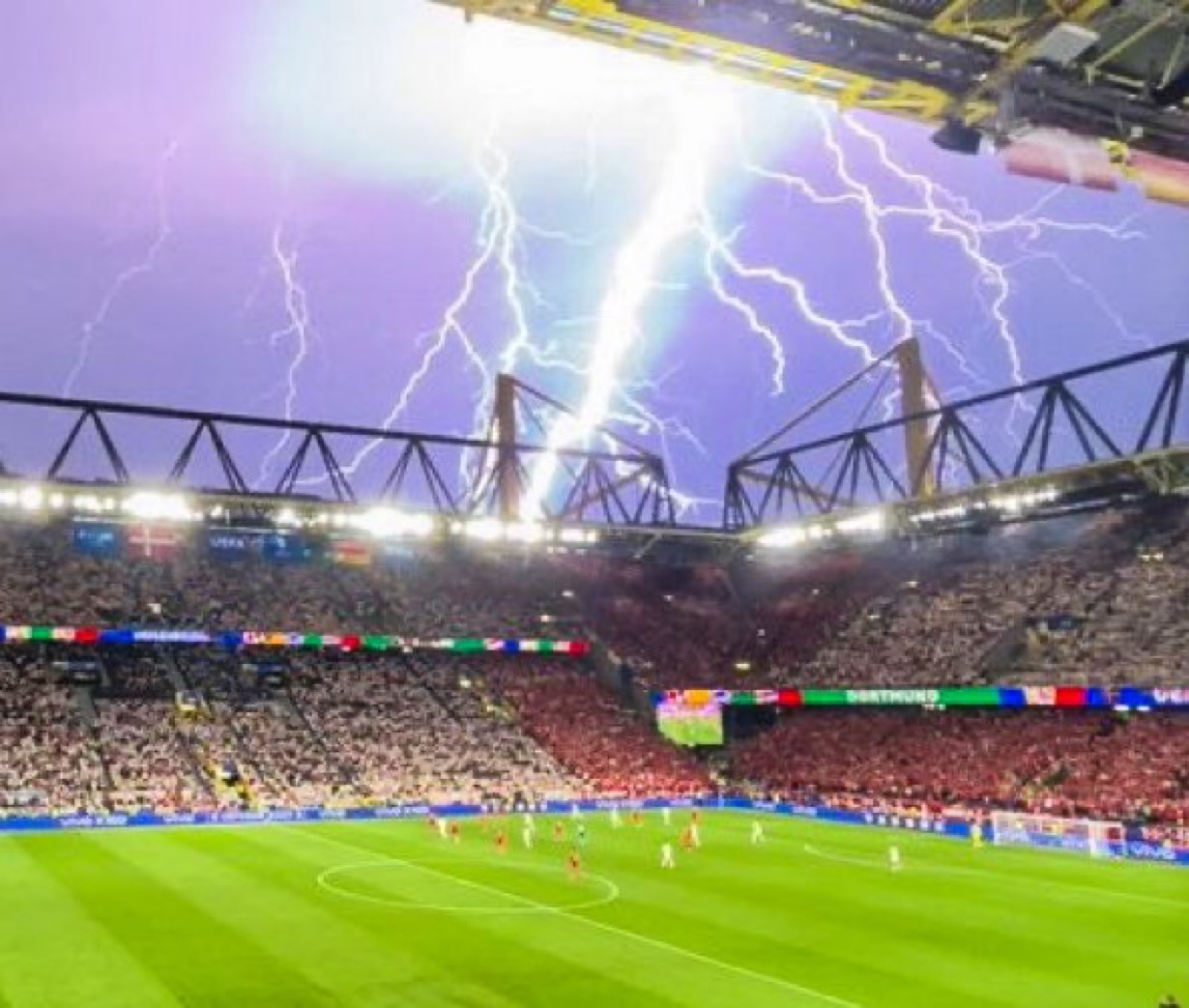 Bie rrufeja në stadium, ndërpritet për 20 minuta ndeshja Gjermani ...