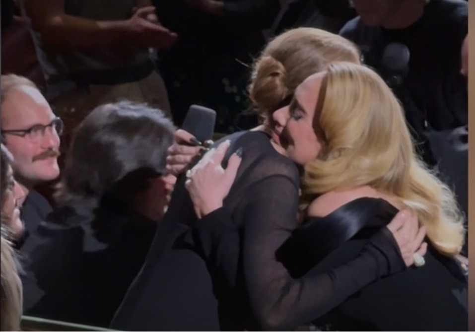 Adele ndërpret koncertin dhe përqafon mes lotësh në skenë Celine Dion ...