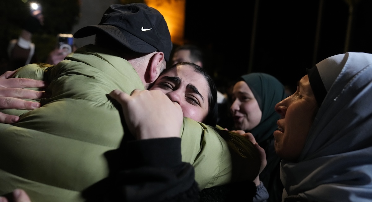 Hamasi i dorëzon Izraelit trupat e 4 pengjeve, shkëmbimi me 400 të ...