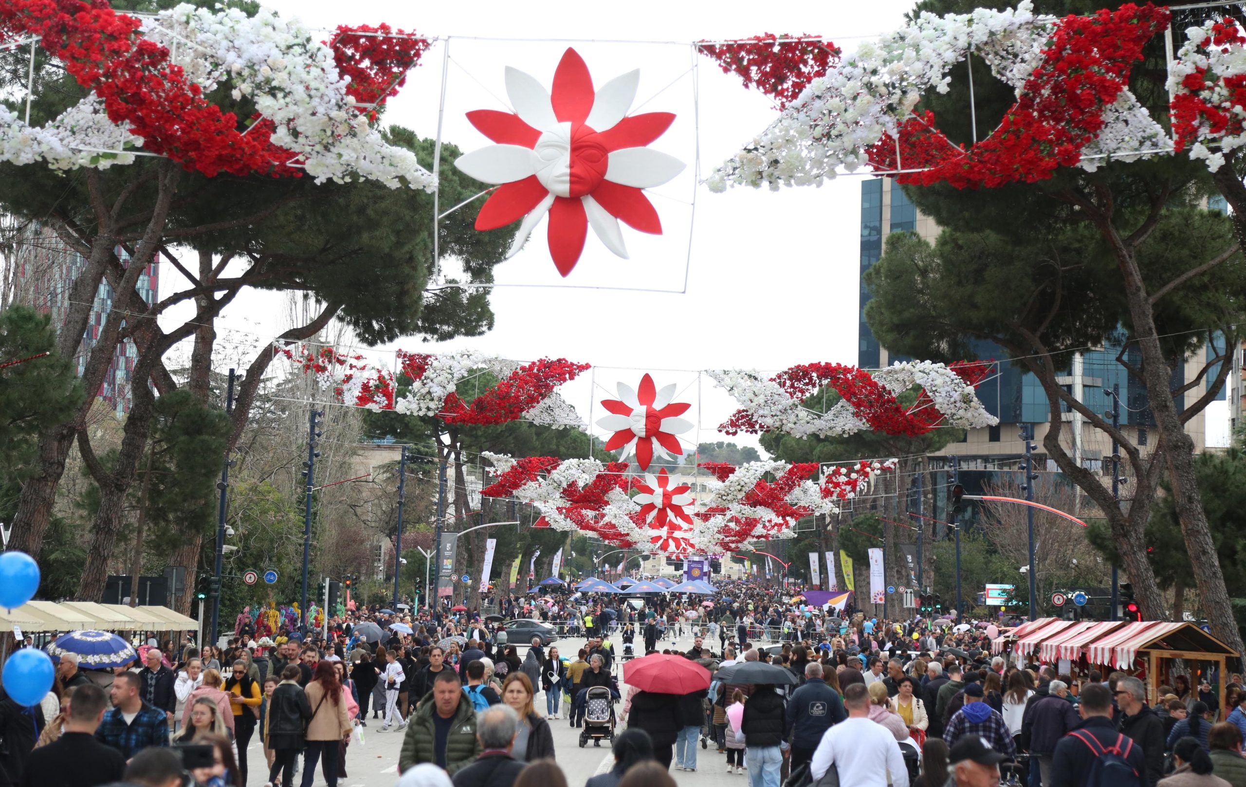 Festa e verës përmes fotove në Tiranë - Gazeta Si