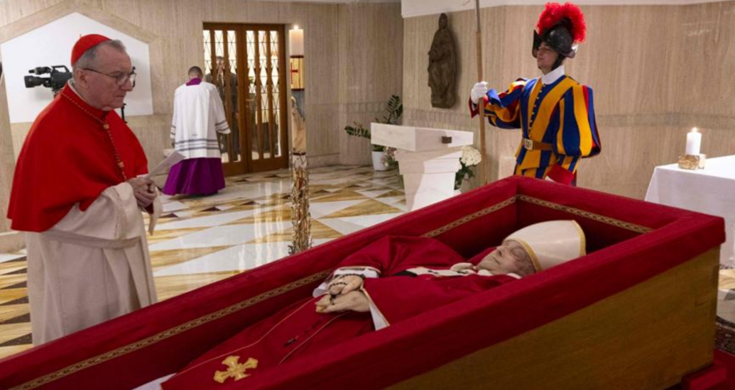 Funerali i Papës të shtunën! Vatikani publikon fotot e para të trupit ...