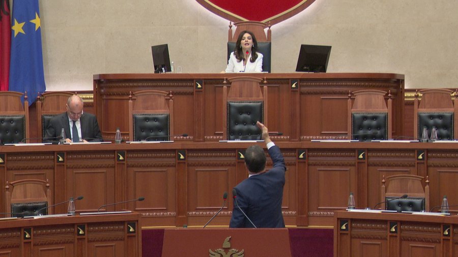 Debate PD-PS për 11 majin. Balla: Mbylleni Sali Berishën në shtëpi ...