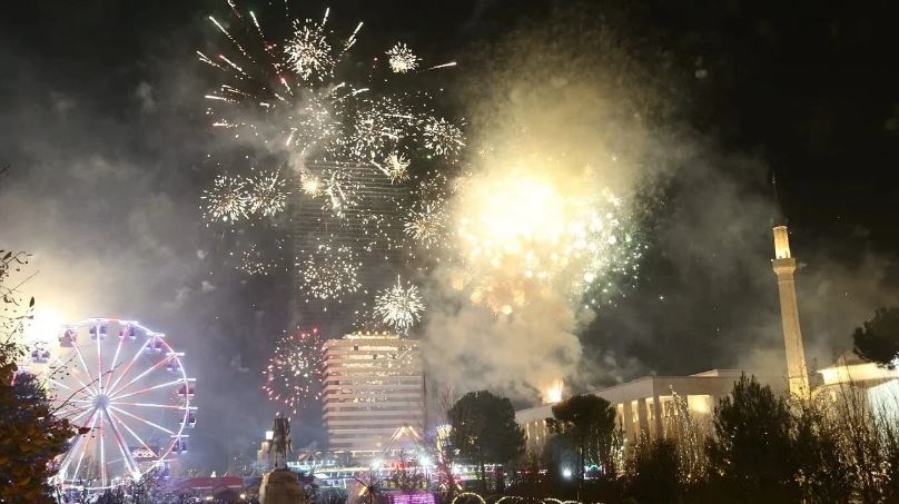 Mbërrin Viti i Ri 2026, shqiptarët e presin me festë e fishekzjarre në ...